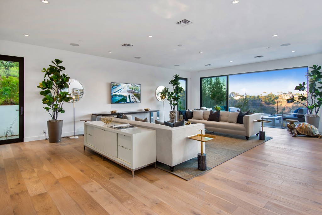 H E S | High End Staging